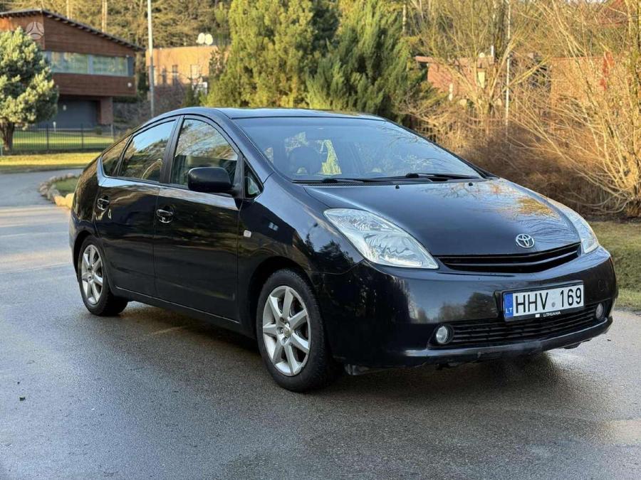 Black Toyota Prius 2005 in Vilnius, with an engine capacity of 1.50 L and mileage of 361 thousand km for 2850 €, photo 3 on AUTOMOTO.COM.LV