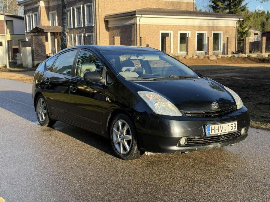Black Toyota Prius 2005 in Vilnius, with an engine capacity of 1.50 L and mileage of 361 thousand km for 2850 €, photo 4 on AUTOMOTO.COM.LV