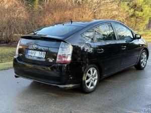 Black Toyota Prius 2005 in Vilnius, with an engine capacity of 1.50 L and mileage of 361 thousand km for 2850 €, photo 5 on AUTOMOTO.COM.LV