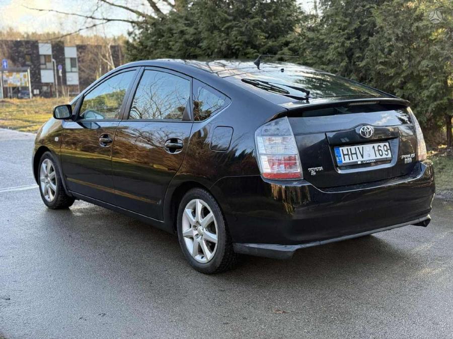 Black Toyota Prius 2005 in Vilnius, with an engine capacity of 1.50 L and mileage of 361 thousand km for 2850 €, photo 6 on AUTOMOTO.COM.LV
