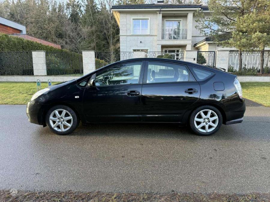 Black Toyota Prius 2005 in Vilnius, with an engine capacity of 1.50 L and mileage of 361 thousand km for 2850 €, photo 8 on AUTOMOTO.COM.LV