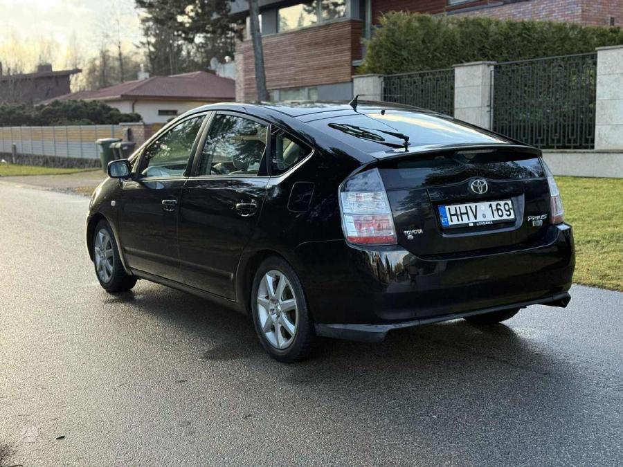 Black Toyota Prius 2005 in Vilnius, with an engine capacity of 1.50 L and mileage of 361 thousand km for 2850 €, photo 9 on AUTOMOTO.COM.LV