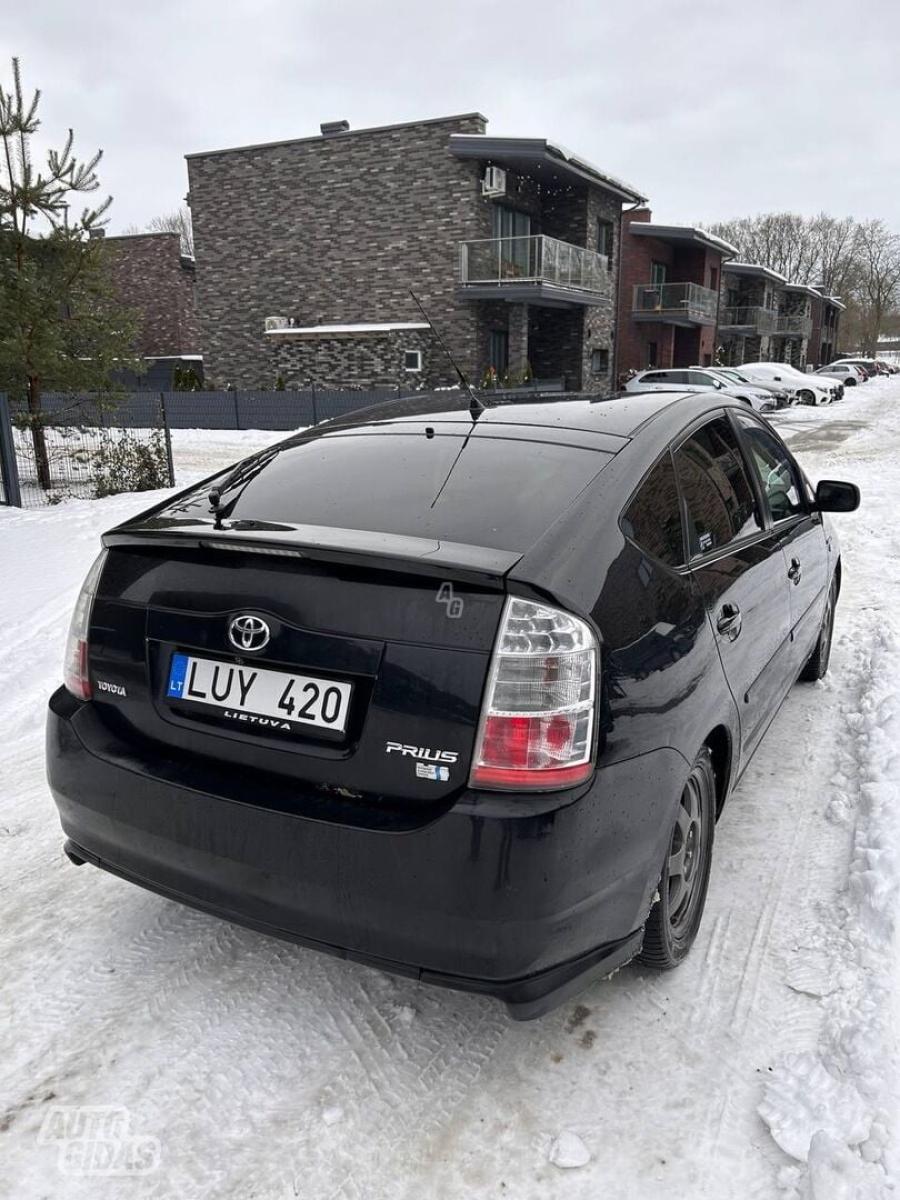 Black Toyota Prius 2005 in Kaunas, with an engine capacity of 1.50 L and mileage of 340 thousand km for 3300 €, photo 2 on AUTOMOTO.COM.LV