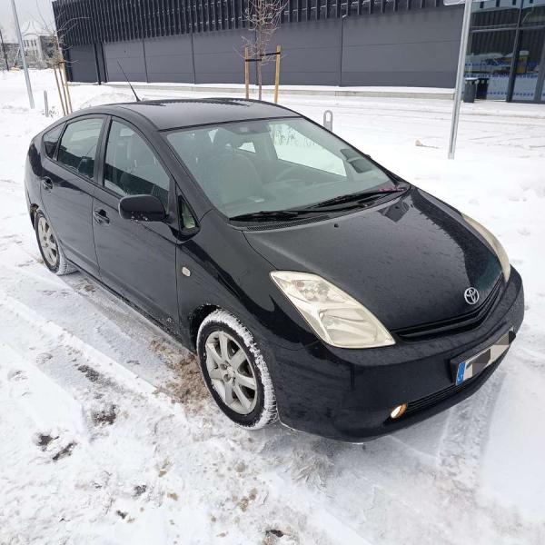 Black Toyota Prius 2005 in Vilnius, with an engine capacity of 1.50 L and mileage of 256 thousand km for 2100 €, photo 1 on AUTOMOTO.COM.LV