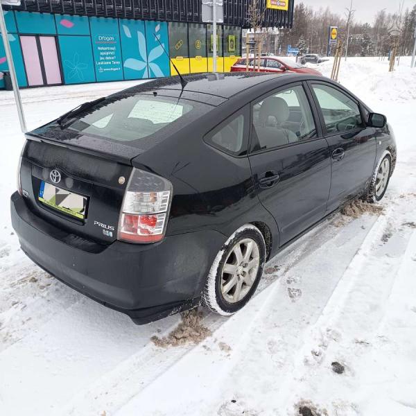 Black Toyota Prius 2005 in Vilnius, with an engine capacity of 1.50 L and mileage of 256 thousand km for 2100 €, photo 3 on AUTOMOTO.COM.LV
