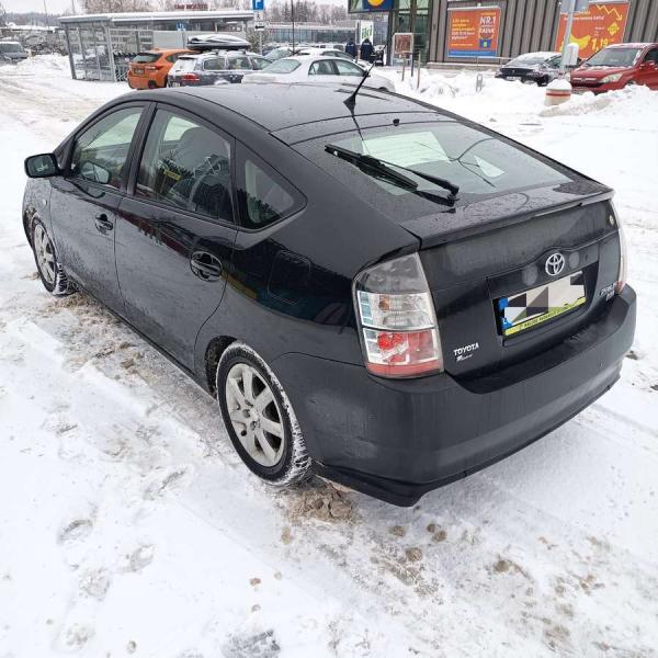 Black Toyota Prius 2005 in Vilnius, with an engine capacity of 1.50 L and mileage of 256 thousand km for 2100 €, photo 4 on AUTOMOTO.COM.LV