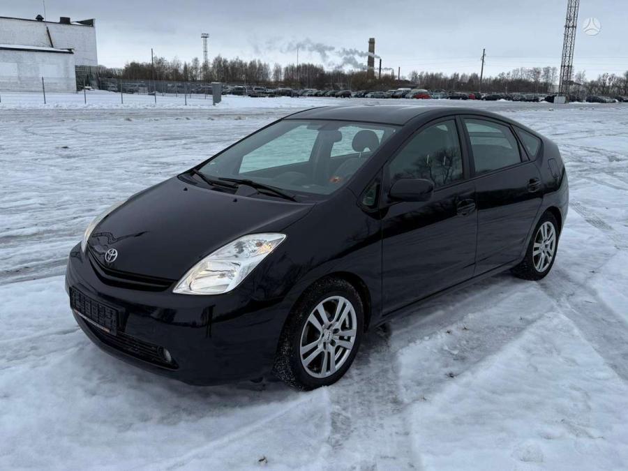 Black Toyota Prius 2005 in Marijampole, with an engine capacity of 1.50 L and mileage of 200 thousand km for 4250 €, photo 1 on AUTOMOTO.COM.LV