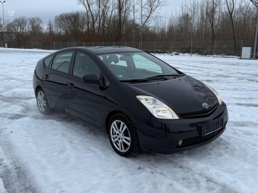 Black Toyota Prius 2005 in Marijampole, with an engine capacity of 1.50 L and mileage of 200 thousand km for 4250 €, photo 2 on AUTOMOTO.COM.LV