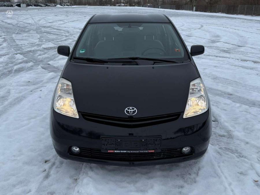Black Toyota Prius 2005 in Marijampole, with an engine capacity of 1.50 L and mileage of 200 thousand km for 4250 €, photo 4 on AUTOMOTO.COM.LV