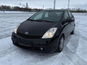 Black Toyota Prius 2005 in Marijampole, with an engine capacity of 1.50 L and mileage of 200 thousand km for 4250 €, photo 5 on AUTOMOTO.COM.LV