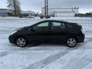 Black Toyota Prius 2005 in Marijampole, with an engine capacity of 1.50 L and mileage of 200 thousand km for 4250 €, photo 6 on AUTOMOTO.COM.LV