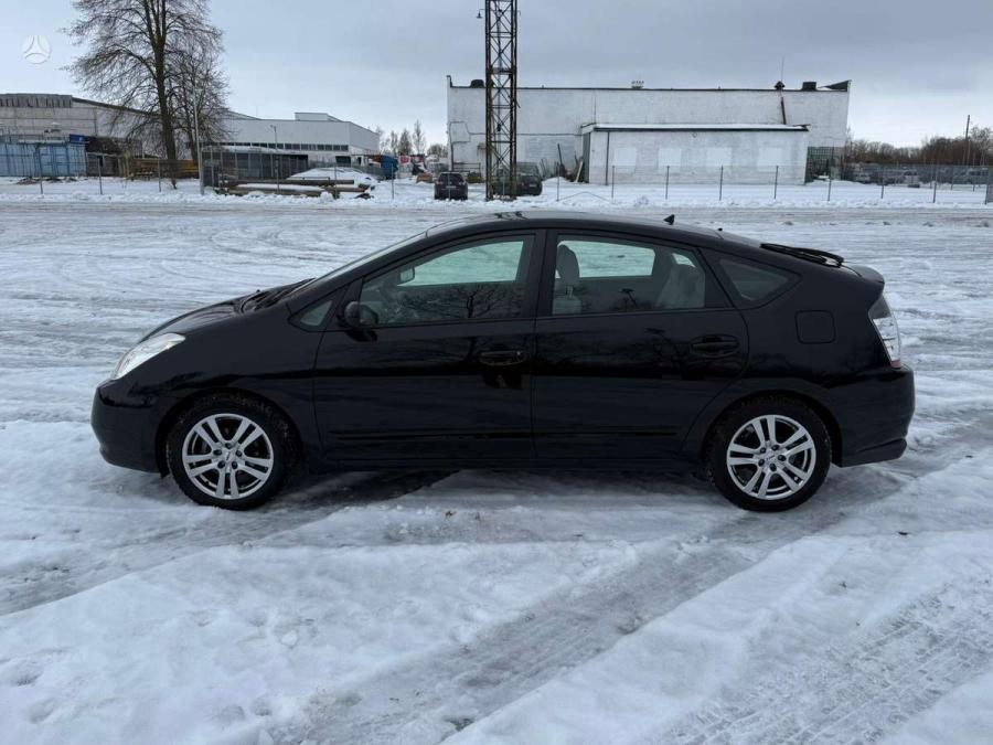 Black Toyota Prius 2005 in Marijampole, with an engine capacity of 1.50 L and mileage of 200 thousand km for 4250 €, photo 6 on AUTOMOTO.COM.LV