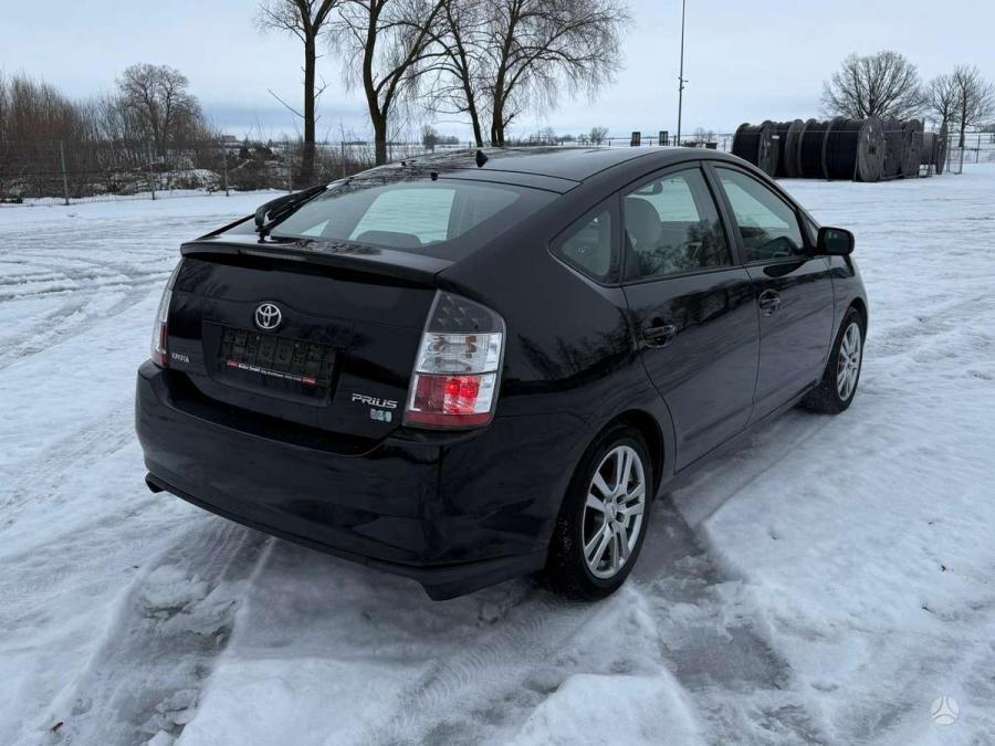 Black Toyota Prius 2005 in Marijampole, with an engine capacity of 1.50 L and mileage of 200 thousand km for 4250 €, photo 8 on AUTOMOTO.COM.LV