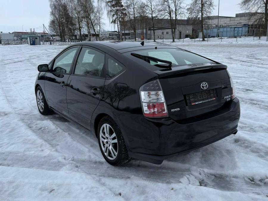 Black Toyota Prius 2005 in Marijampole, with an engine capacity of 1.50 L and mileage of 200 thousand km for 4250 €, photo 10 on AUTOMOTO.COM.LV