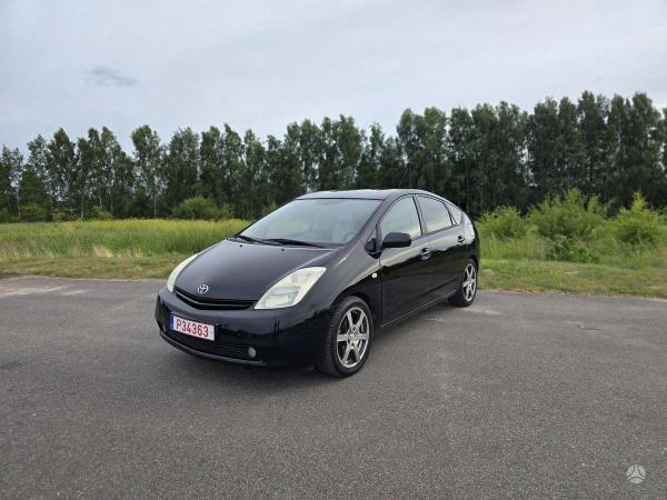 Black Toyota Prius 2005 in Vilnius, with an engine capacity of 1.50 L and mileage of 245 thousand km for 2950 €, photo 1 on AUTOMOTO.COM.LV