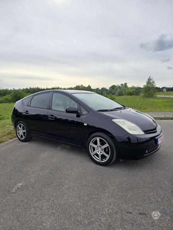 Black Toyota Prius 2005 in Vilnius, with an engine capacity of 1.50 L and mileage of 245 thousand km for 2950 €, photo 3 on AUTOMOTO.COM.LV