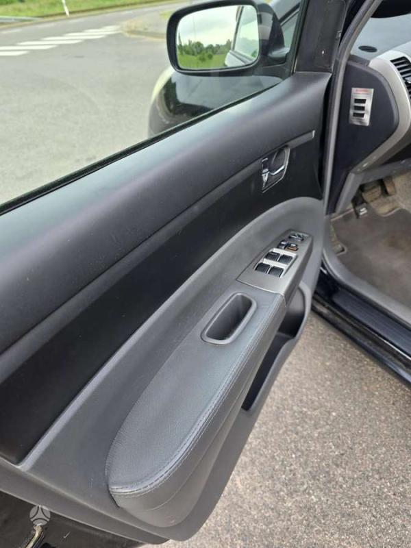 Black Toyota Prius 2005 in Vilnius, with an engine capacity of 1.50 L and mileage of 245 thousand km for 2950 €, photo 8 on AUTOMOTO.COM.LV