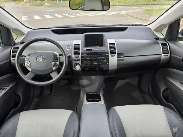 Black Toyota Prius 2005 in Vilnius, with an engine capacity of 1.50 L and mileage of 245 thousand km for 2950 €, photo 10 on AUTOMOTO.COM.LV