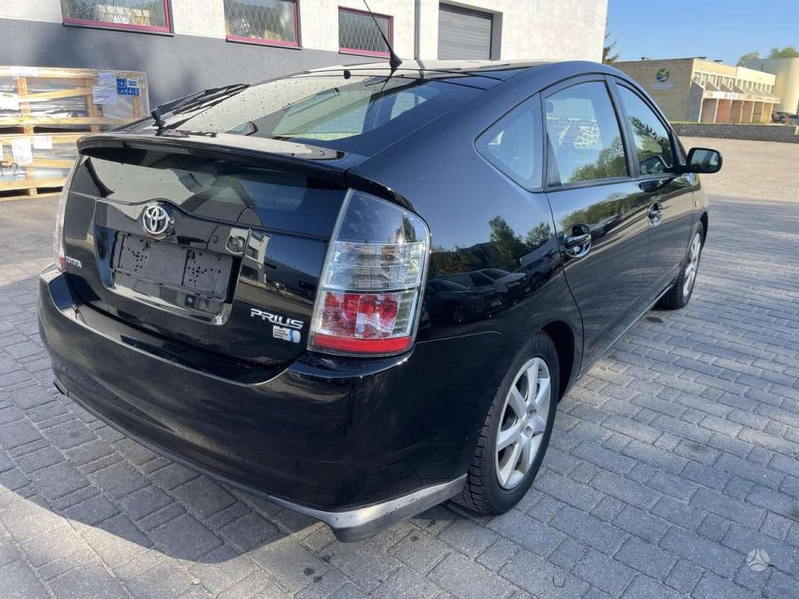 Melns Toyota Prius 2005 Viļņa, ar dzinēja tilpumu 1.50 L un nobraukumu 298 tūkst. km par 2999 €, foto 9 vietnē AUTOMOTO.COM.LV