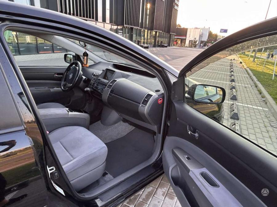 Melns Toyota Prius 2005 Viļņa, ar dzinēja tilpumu 1.50 L un nobraukumu 240 tūkst. km par 2200 €, foto 4 vietnē AUTOMOTO.COM.LV
