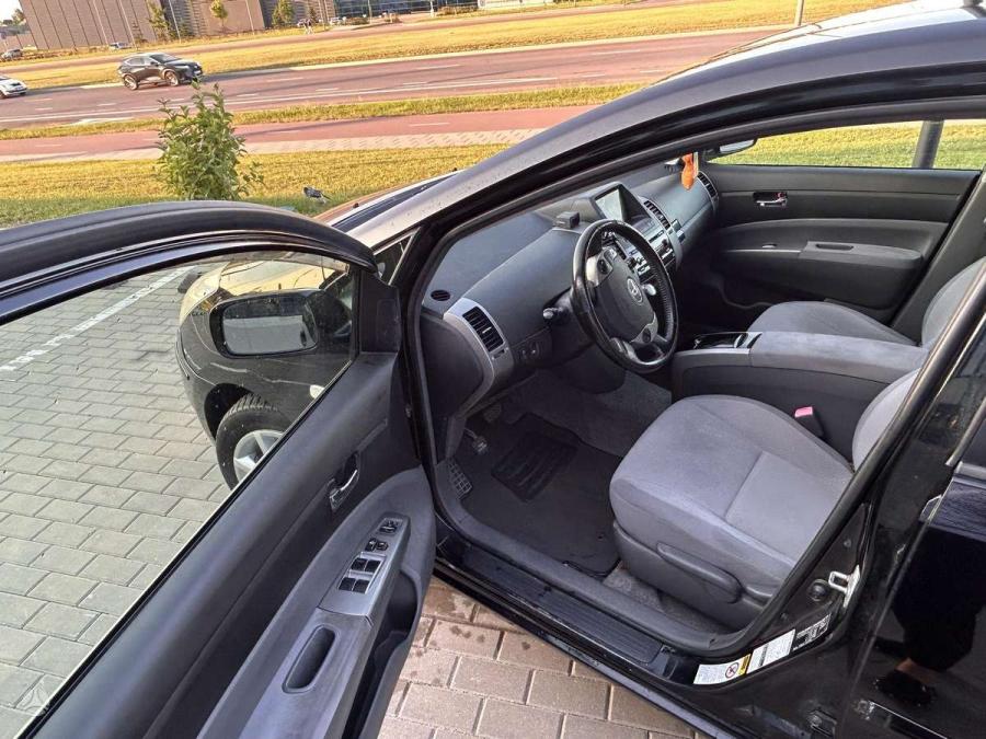 Melns Toyota Prius 2005 Viļņa, ar dzinēja tilpumu 1.50 L un nobraukumu 240 tūkst. km par 2200 €, foto 9 vietnē AUTOMOTO.COM.LV