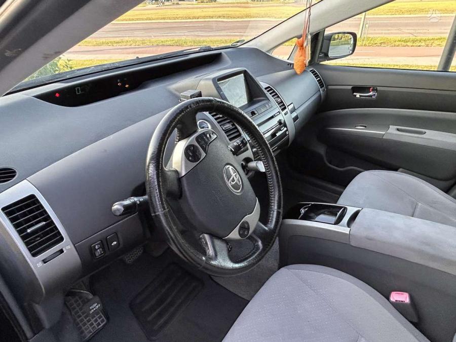 Melns Toyota Prius 2005 Viļņa, ar dzinēja tilpumu 1.50 L un nobraukumu 240 tūkst. km par 2200 €, foto 10 vietnē AUTOMOTO.COM.LV