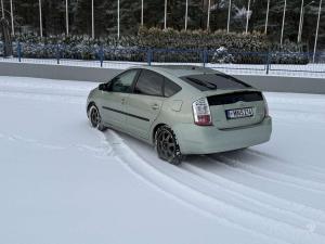 Black Toyota Prius 2006 in Vilnius, with an engine capacity of 0.00 L and mileage of 370 thousand km for 2500 €, photo 3 on AUTOMOTO.COM.LV