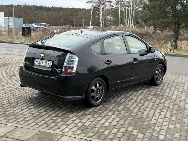 Black Toyota Prius 2006 in Vilnius, with an engine capacity of 0.00 L and mileage of 440 thousand km for 2500 €, photo 3 on AUTOMOTO.COM.LV