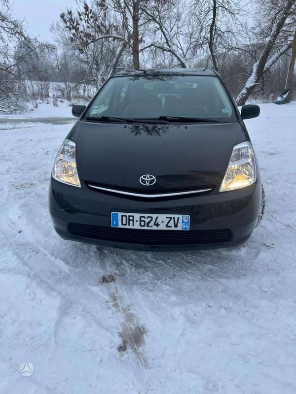 Black Toyota Prius 2006 in Panevezys, with an engine capacity of 1.50 L and mileage of 331 thousand km for 3500 €, photo 1 on AUTOMOTO.COM.LV