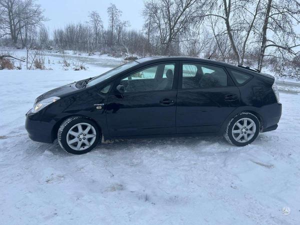 Black Toyota Prius 2006 in Panevezys, with an engine capacity of 1.50 L and mileage of 331 thousand km for 3500 €, photo 4 on AUTOMOTO.COM.LV
