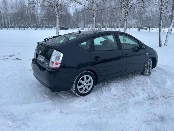 Black Toyota Prius 2006 in Panevezys, with an engine capacity of 1.50 L and mileage of 331 thousand km for 3500 €, photo 6 on AUTOMOTO.COM.LV