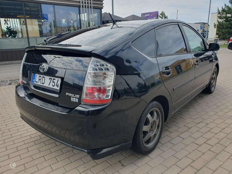 Black Toyota Prius 2006 in Kaunas, with an engine capacity of 1.50 L and mileage of 250 thousand km for 3100 €, photo 4 on AUTOMOTO.COM.LV