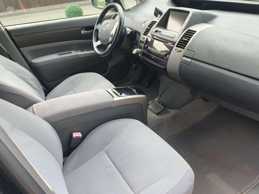 Black Toyota Prius 2006 in Kaunas, with an engine capacity of 1.50 L and mileage of 250 thousand km for 3100 €, photo 9 on AUTOMOTO.COM.LV