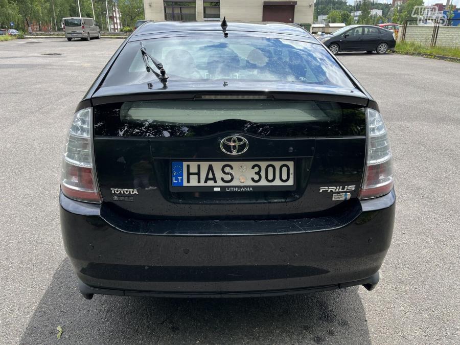 Black Toyota Prius 2006 in Vilnius, with an engine capacity of 1.50 L and mileage of 380 thousand km for 2800 €, photo 5 on AUTOMOTO.COM.LV