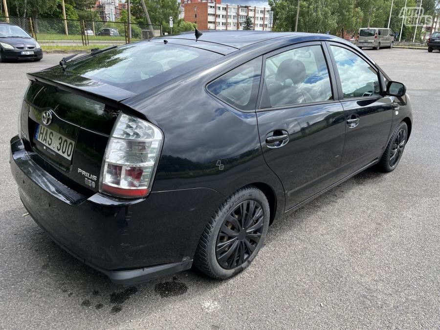 Black Toyota Prius 2006 in Vilnius, with an engine capacity of 1.50 L and mileage of 380 thousand km for 2800 €, photo 7 on AUTOMOTO.COM.LV