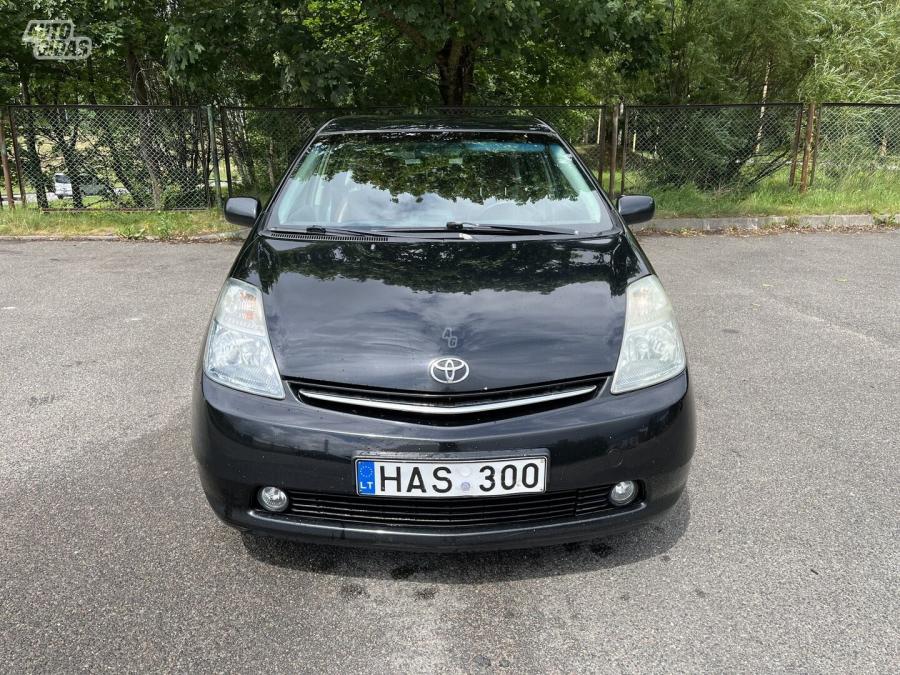 Black Toyota Prius 2006 in Vilnius, with an engine capacity of 1.50 L and mileage of 380 thousand km for 2800 €, photo 1 on AUTOMOTO.COM.LV