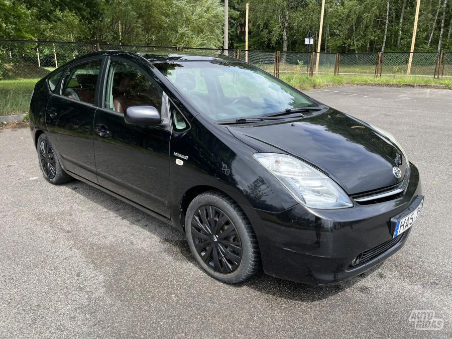 Black Toyota Prius 2006 in Vilnius, with an engine capacity of 1.50 L and mileage of 380 thousand km for 2800 €, photo 3 on AUTOMOTO.COM.LV