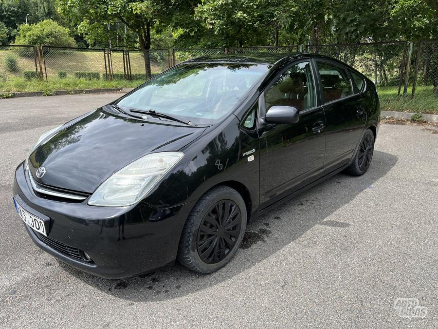 Black Toyota Prius 2006 in Vilnius, with an engine capacity of 1.50 L and mileage of 380 thousand km for 2800 €, photo 4 on AUTOMOTO.COM.LV