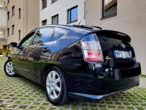 Black Toyota Prius 2006 in Vilnius, with an engine capacity of 1.50 L and mileage of 340 thousand km for 2950 €, photo 3 on AUTOMOTO.COM.LV