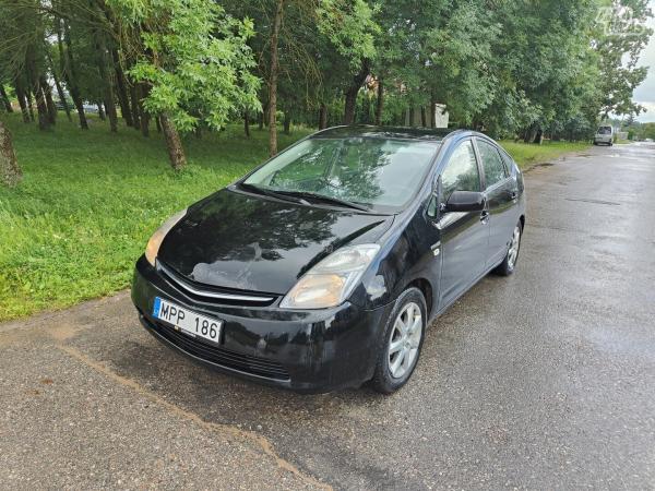 Black Toyota Prius 2006 in Kaunas, with an engine capacity of 1.50 L and mileage of 400 thousand km for 2950 €, photo 1 on AUTOMOTO.COM.LV