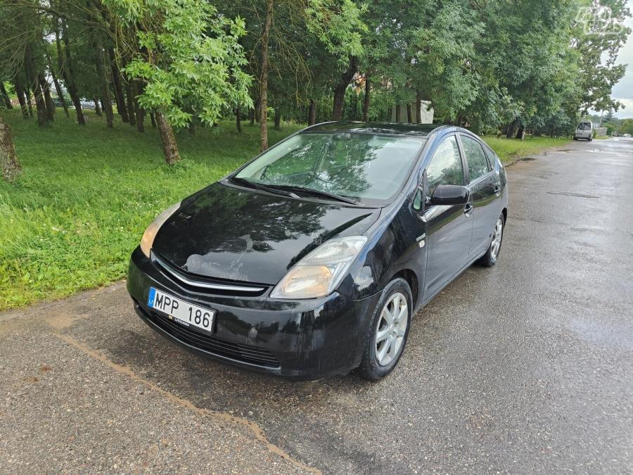 Black Toyota Prius 2006 in Kaunas, with an engine capacity of 1.50 L and mileage of 400 thousand km for 2950 €, photo 1 on AUTOMOTO.COM.LV