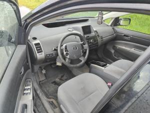 Black Toyota Prius 2006 in Kaunas, with an engine capacity of 1.50 L and mileage of 400 thousand km for 2950 €, photo 6 on AUTOMOTO.COM.LV
