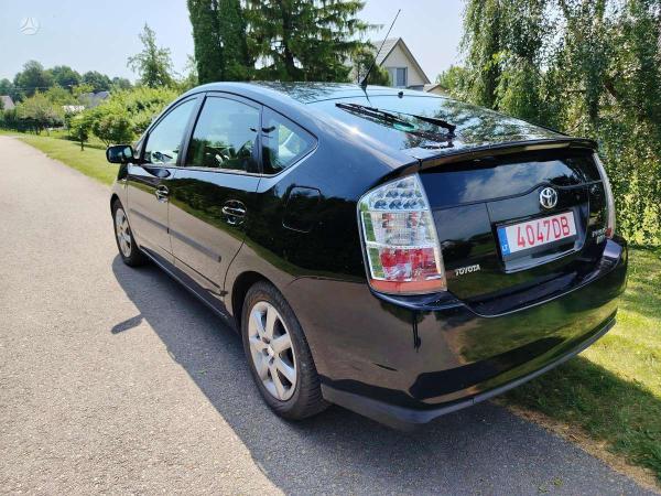 Black Toyota Prius 2006 in Birstonas, with an engine capacity of 1.50 L and mileage of 422 thousand km for 3400 €, photo 4 on AUTOMOTO.COM.LV