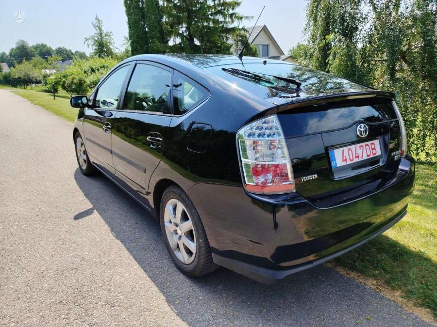 Black Toyota Prius 2006 in Birstonas, with an engine capacity of 1.50 L and mileage of 422 thousand km for 3400 €, photo 5 on AUTOMOTO.COM.LV