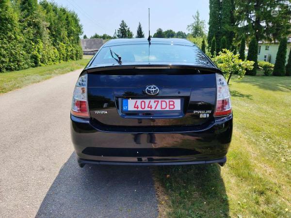 Black Toyota Prius 2006 in Birstonas, with an engine capacity of 1.50 L and mileage of 422 thousand km for 3400 €, photo 5 on AUTOMOTO.COM.LV