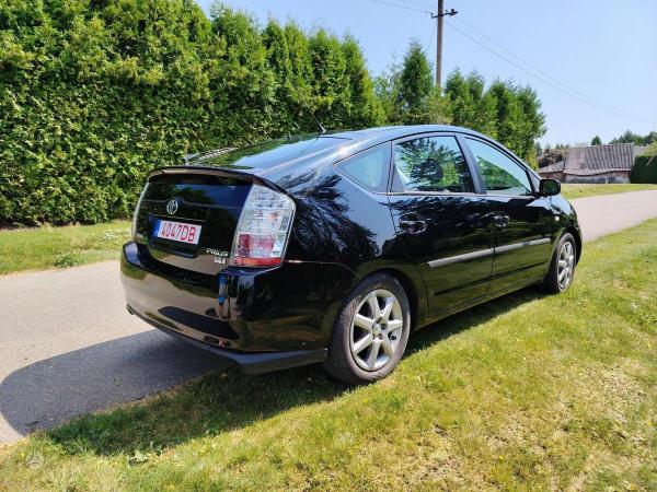 Black Toyota Prius 2006 in Birstonas, with an engine capacity of 1.50 L and mileage of 422 thousand km for 3400 €, photo 6 on AUTOMOTO.COM.LV