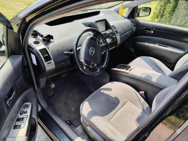 Black Toyota Prius 2006 in Birstonas, with an engine capacity of 1.50 L and mileage of 422 thousand km for 3400 €, photo 10 on AUTOMOTO.COM.LV