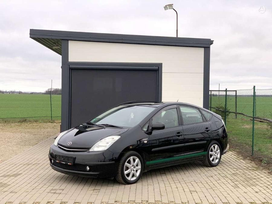 Black Toyota Prius 2007 in Kedainiai, with an engine capacity of 1.50 L and mileage of 278 thousand km for 3999 €, photo 3 on AUTOMOTO.COM.LV