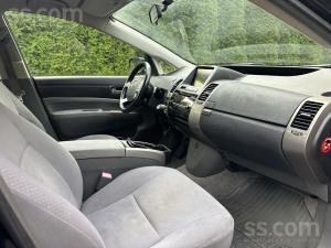 Black Toyota Prius 2007 in Riga, with an engine capacity of 1.50 L and mileage of 300 thousand km for 3600 €, photo 5 on AUTOMOTO.COM.LV