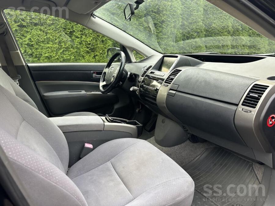 Black Toyota Prius 2007 in Riga, with an engine capacity of 1.50 L and mileage of 300 thousand km for 3600 €, photo 5 on AUTOMOTO.COM.LV